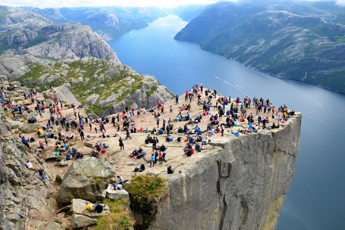 conheça a cidade norueguesa de Stavanger - memorial - nunca é só uma viagem